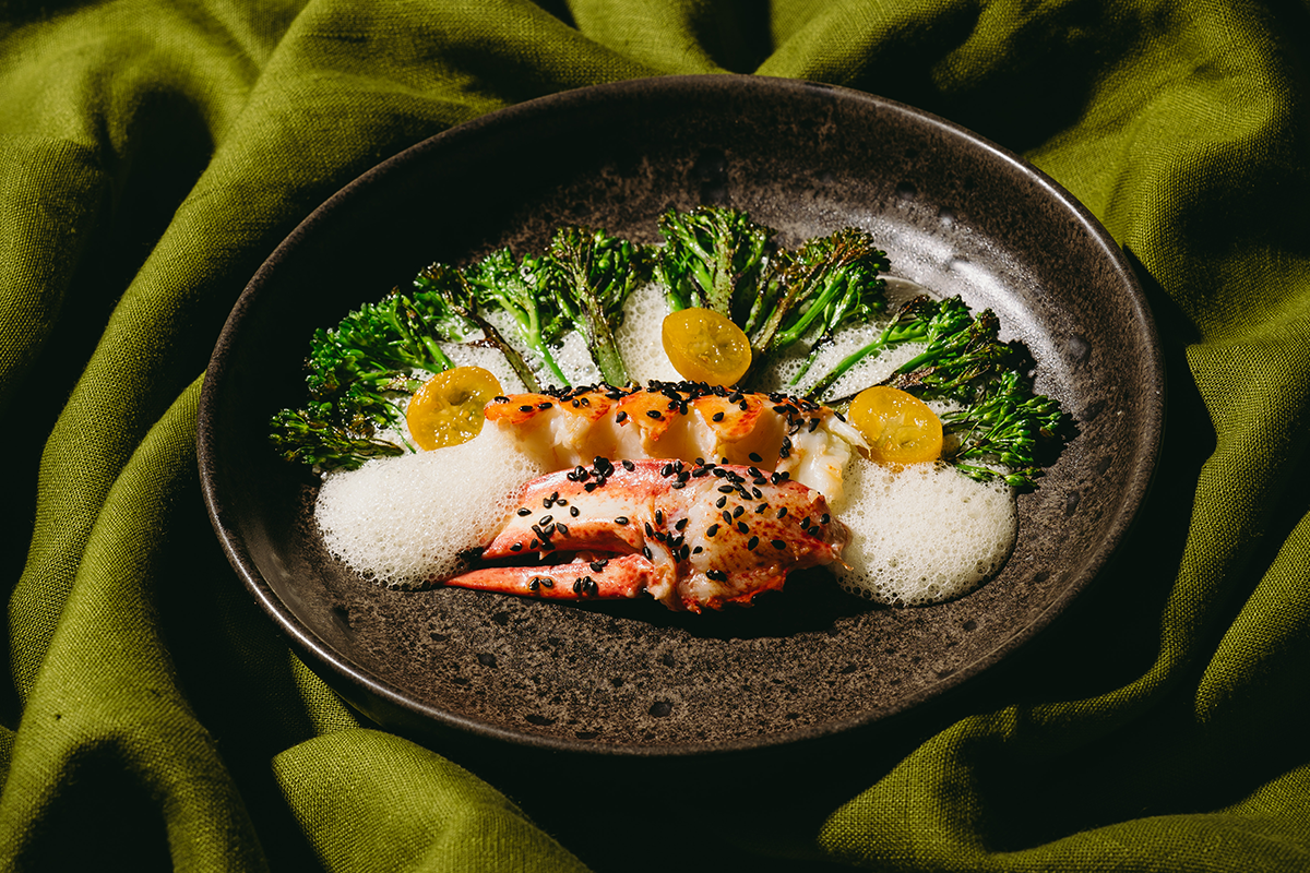 Halve kreeft met bimi, dashi-botersaus en kumquat